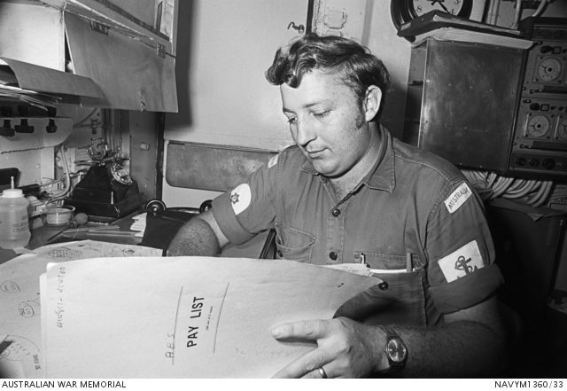 Crew member aboard HMAS Vampire. | Australian War Memorial