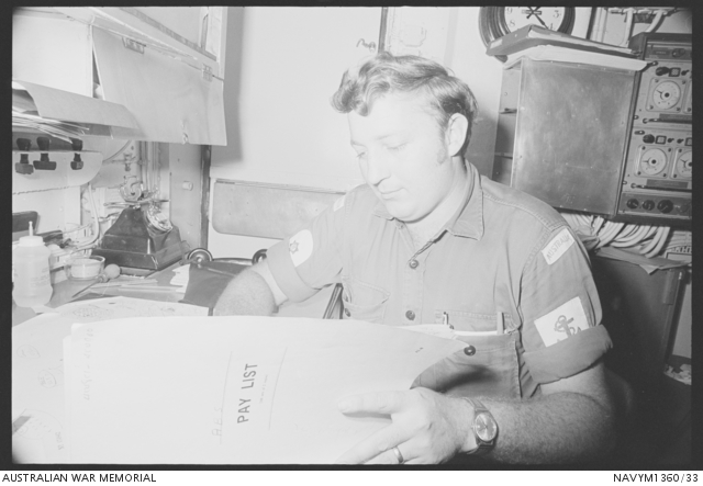 Crew member aboard HMAS Vampire. | Australian War Memorial