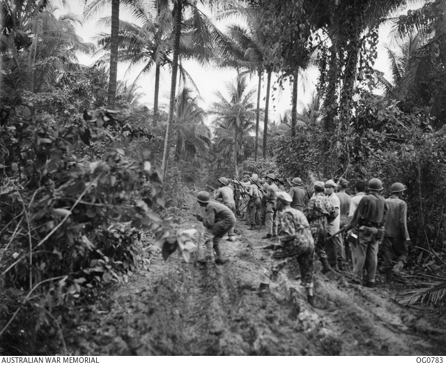 ADMIRALTY ISLANDS. 1944-03-18. AMERICAN TROOPS SEEKING OUT JAPANESE ...