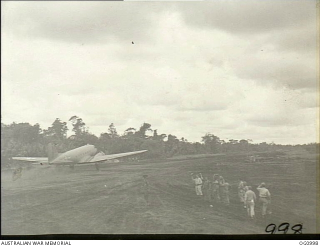 AITAPE, NORTH EAST NEW GUINEA. 1944-04-25. AMERICANS AND AUSTRALIANS ...