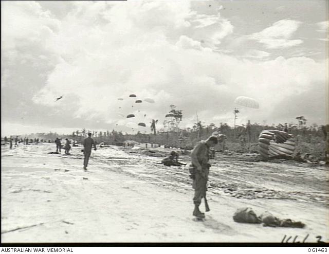 NOEMFOOR ISLAND, DUTCH NEW GUINEA. 1944-07-04. US PARATROOPERS OF THE ...