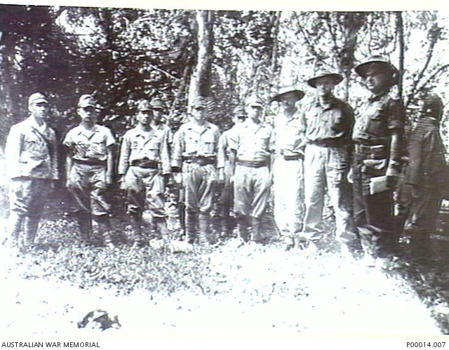 KENINGAU, BRITISH NORTH BORNEO, SEPTEMBER/ OCTOBER 1945. MAKING AN ...