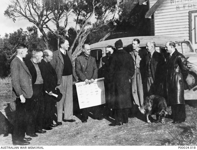 RYE, VIC. 1943? VOLUNTEER AIR OBSERVER CORPS (VAOC) OBSERVERS WITH ...