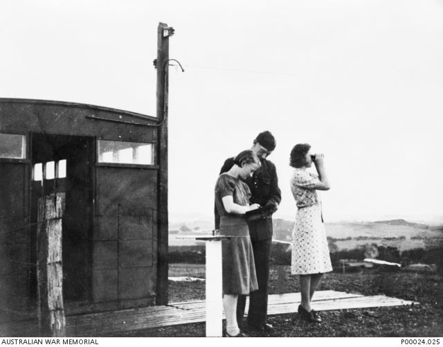 DENNINGTON, VIC. 1943? (VAOC). A MEMBER OF THE RAAF WITH TWO MEMBERS OF ...
