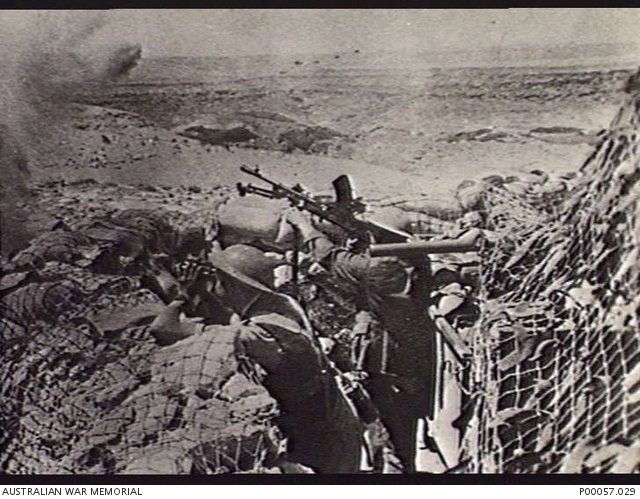 SIDI BARRANI, EGYPT. 1941. GUNNERS IN ACTION IN A GUN EMPLACEMENT IN ...