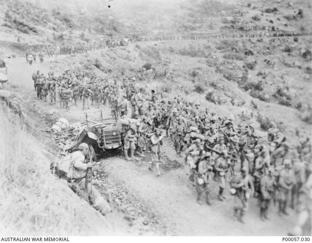 SIDI BARRANI, EGYPT. 1941. A LONG LINE OF ITALIAN SOLDIERS MAKE THEIR ...