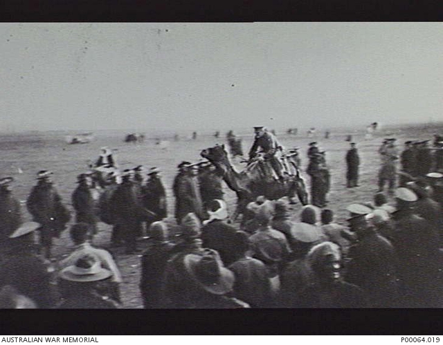 SYRIA? AUSTRALIAN SOLDIERS AND CIVILIANS WATCH AN AUSTRALIAN SOLDIER ...