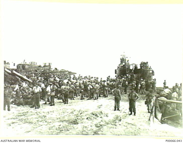 BORNEO, 1945. AUSTRALIAN TROOPS COMING ASHORE FROM A LANDING CRAFT 1304 ...