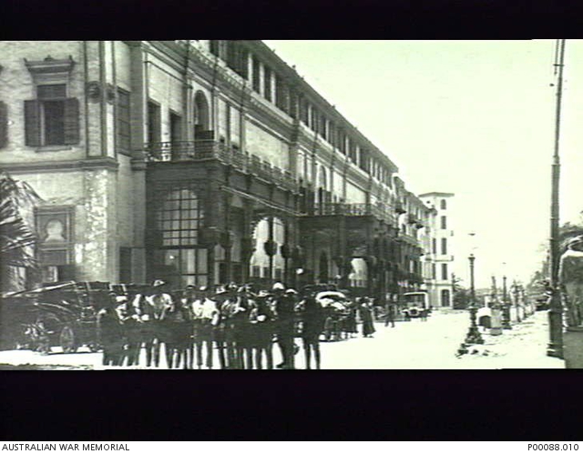CAIRO, EGYPT, 1914-18 WAR. A GROUP OF SOLDIERS OUTSIDE THE GHEZIREH RED ...