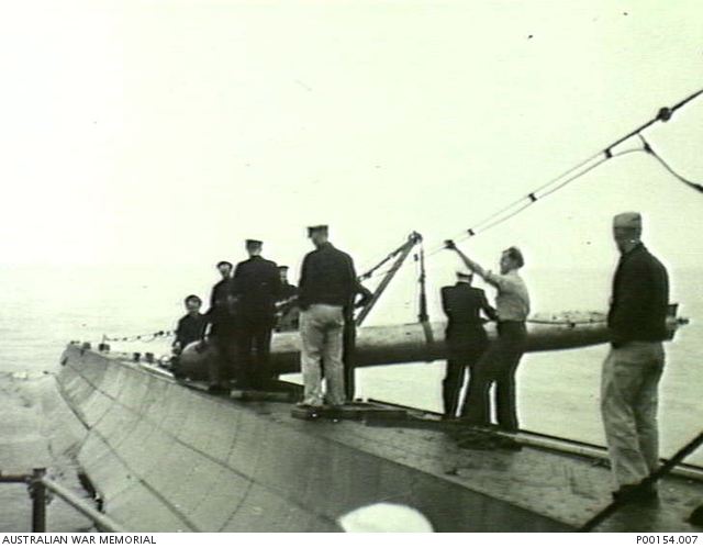 NEW LONDON, CONNECTICUT, 1943-05. LOADING TORPEDOS ON BOARD ONE OF HER ...