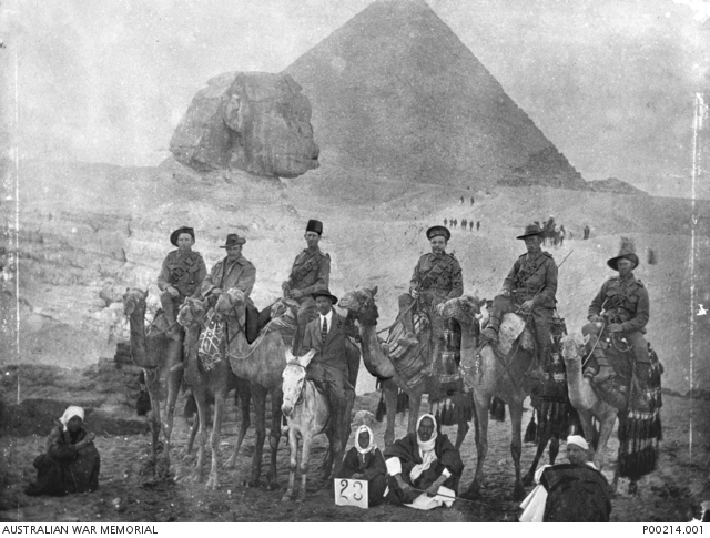 CAIRO, EGYPT, WWI. GROUP OF AUSTRALIAN SOLDIERS AND OTHERS ON CAMELS IN ...
