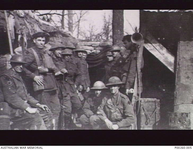 FRANCE, 1918-07. TRENCHES AT MESSINES RIDGE. STRETCHER BEARERS AT ...