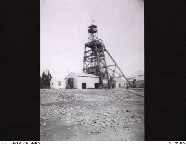 KIMBERLEY, SOUTH AFRICA. C 1899. PIT HEAD SURMOUNTED BY OBSERVATION ...