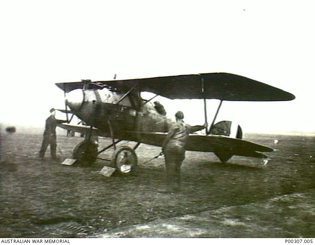 CAPTURED GERMAN ALBATROS D3 SCOUT AIRCRAFT. DUE TO THE INTERWING STRUT ...