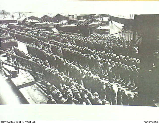 TROOPS EMBARKING AT CAPE TOWN WWI. | Australian War Memorial