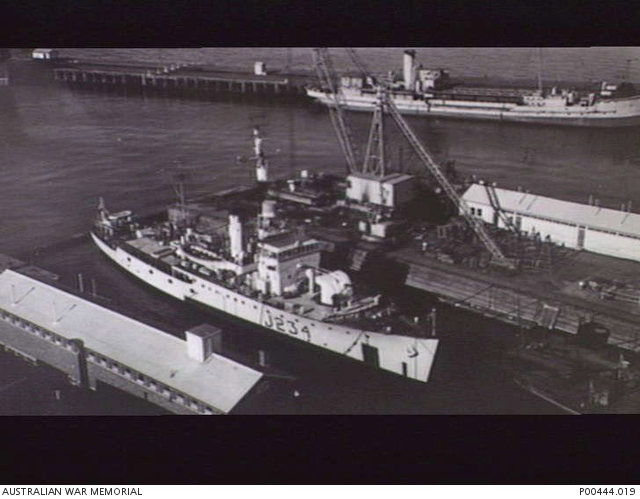 WILLIAMSTOWN, VICTORIA, 1947-08-18. HMAS LATROBE BERTHED AT THE NAVAL ...