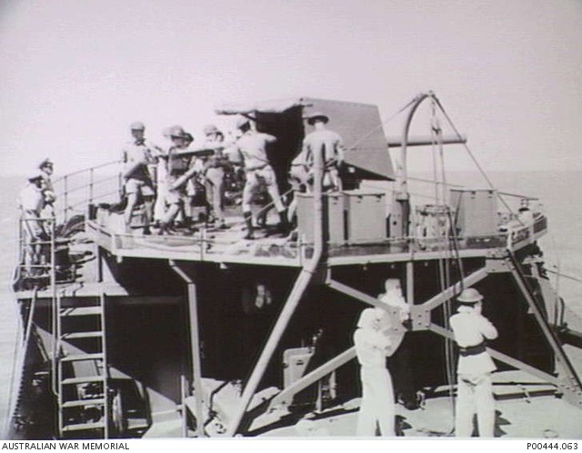 HMAS WILCANNIA WWII. GUNNERY CREW CONDUCTING PRACTICE SHOOT. (NAVAL ...