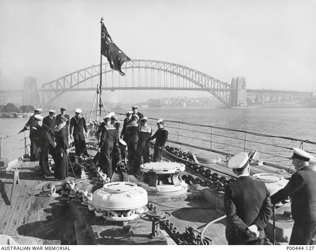 HMAS AUSTRALIA II PASSING UNDER THE SYDNEY HARBOUR BRIDGE. (NAVAL ...