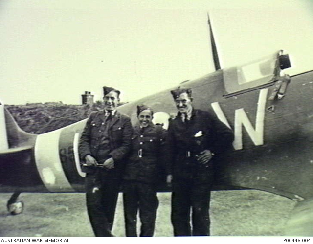 KENLEY, ENGLAND, WWII. FLIGHT LIEUTENANT 'PADDY' FINIUCANE WITH TWO ...