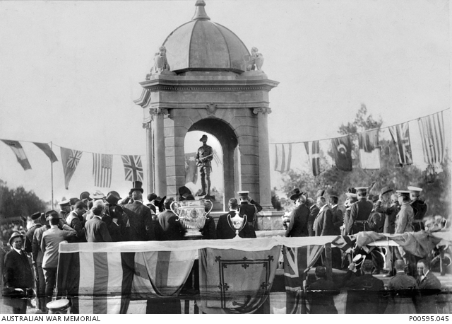 BATHURST, NSW, 1910-01. LORD KITCHENER UNVEILS A MEMORIAL DEDICATED TO ...