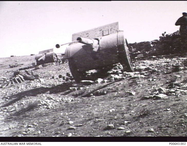 BARDIA, LIBYA, 1941-01. DISABLED ITALIAN GUN, A 105/28 FIELD HOWITZER ...