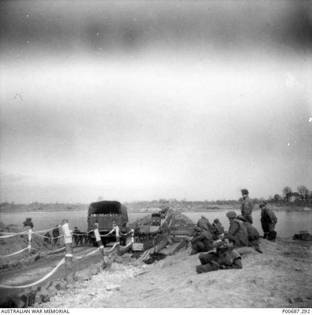 XANTEN, GERMANY, 1945-03. BRITISH ARMY VEHICLES CROSSING THE PONTOON ...