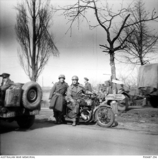 XANTEN, GERMANY, 1945-03. MILITARY POLICE AT A BUSY ROAD JUNCTION (115. ...
