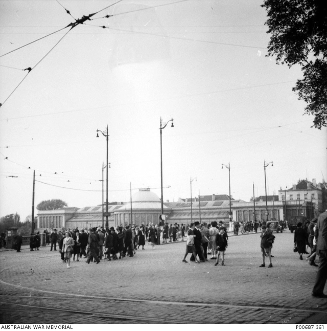 BRUSSELS, BELGIUM, 1945-05-08. V.E. DAY, CROWDS AROUND THE JARDIN ...