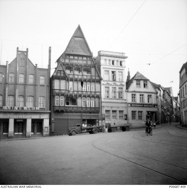 MINDEN, GERMANY, 1945-05. CLEARING RUBBLE FROM BOMBING (126.1 ...