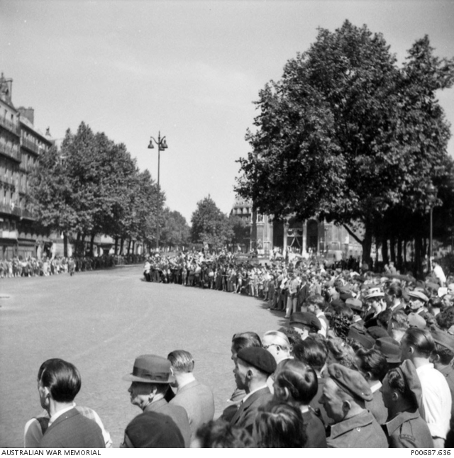 PARIS, FRANCE, 1945-06-18. CROWDS WATCHING REVIEW OF FRENCH TROOPS IN ...