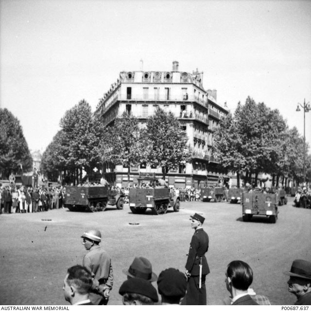 PARIS, FRANCE, 1945-06-18. WATCHING REVIEW OF FRENCH TROOPS IN PLACE ST ...