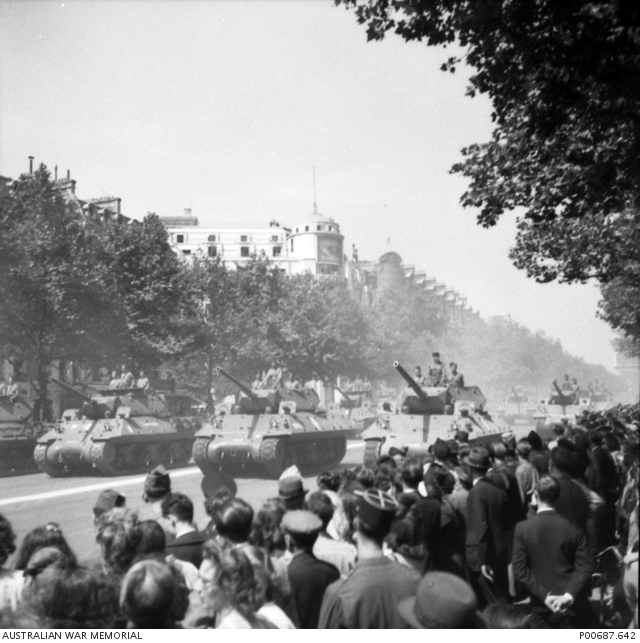 PARIS, FRANCE, 1945-06-18. CROWDS WATCH TANKS GO PAST IN TROOP REVIEW ...