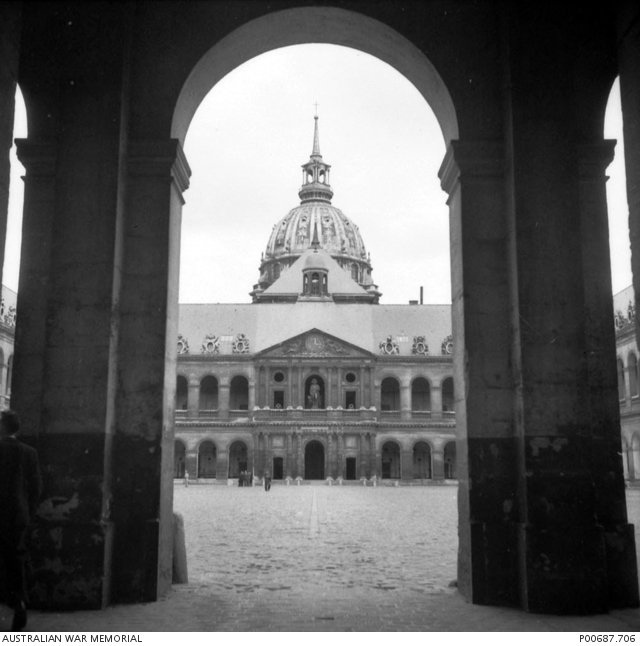 PARIS, FRANCE, 1945-06. DOME OF LES INVALIDES SEEN THROUGH THE ENTRANCE ...