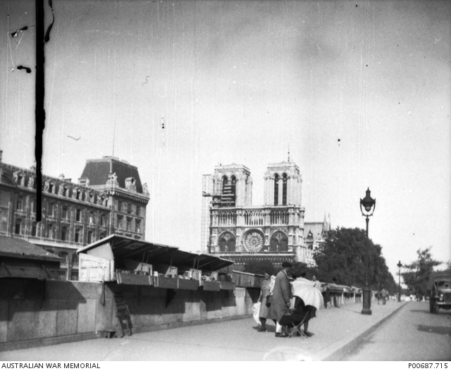 PARIS, FRANCE, 1945-06. BOOKSTALLS ON LEFT BANK OF RIVER SEINE WITH ...