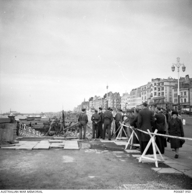 BRIGHTON, ENGLAND. 1945-09. CROWD ON BRIGHTON PROMENADE LOOKING AT A ...
