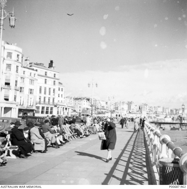 BRIGHTON, ENGLAND, 1945-09. CROWDS ENJOYING THE SUNSHINE ON THE ...