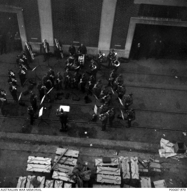 SOUTHAMPTON, ENGLAND, 1945-09. BAND ON THE WHARF PLAYING FAREWELL AS ...