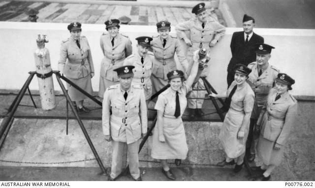 1942. GROUP PORTRAIT OF THE FIRST RAAF? METEOROLOGICAL COURSE WHICH ...