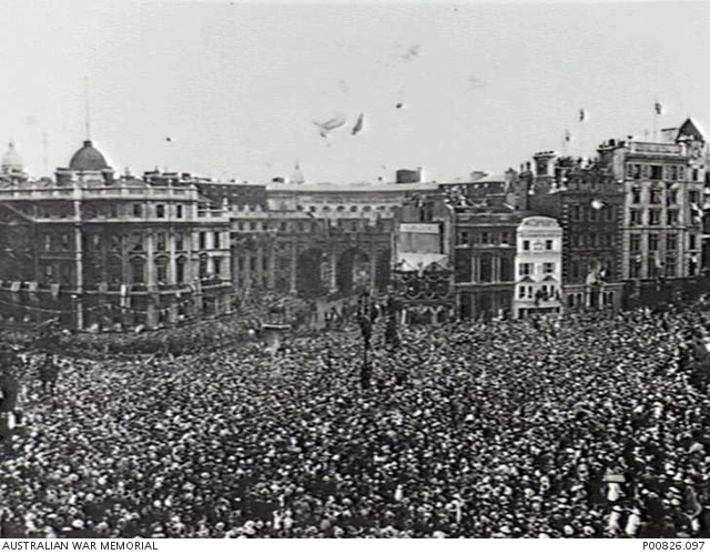 LONDON, ENGLAND. 1919-07-19. A VIEW OF PART OF THE HUGE CROWD THAT ...
