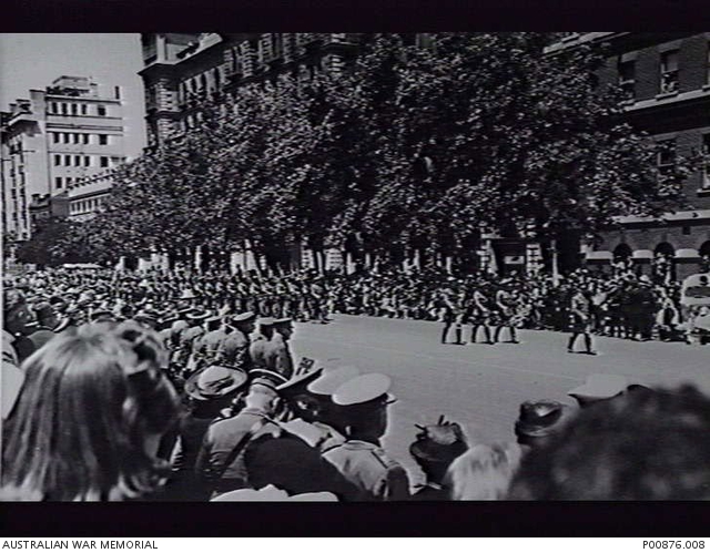 MELBOURNE, VIC. 1940-01-24. TROOPS APPROACH THE SALUTING BASE OUTSIDE ...