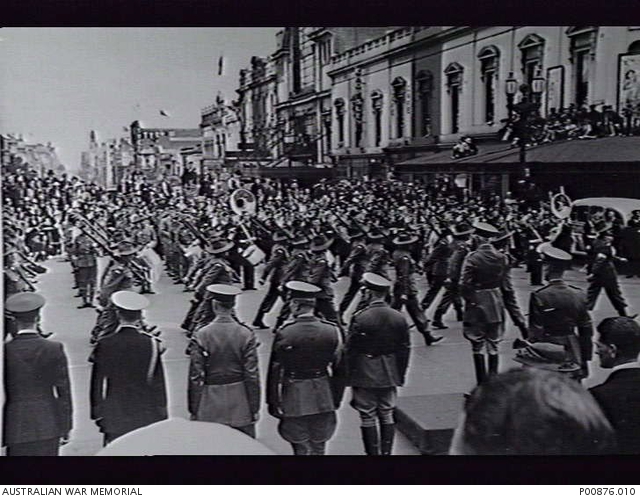 MELBOURNE, VIC. 1940-01-24. TROOPS PASS THE SALUTING BASE OUTSIDE ...