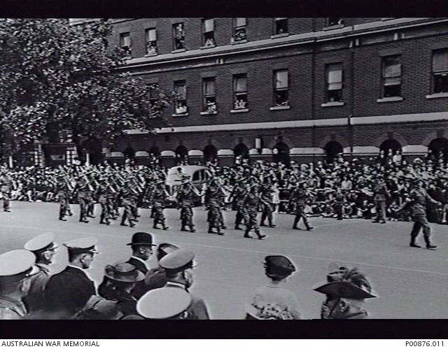 MELBOURNE, VIC. 1940-01-24. TROOPS APPROACH THE SALUTING BASE OUTSIDE ...