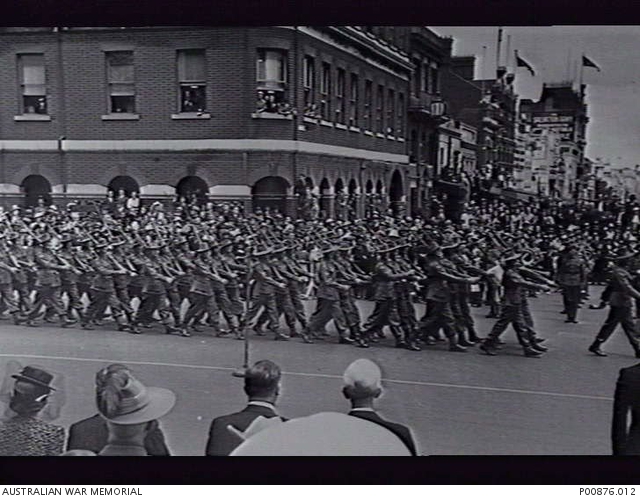 MELBOURNE, VIC. 1940-01-24. TROOPS PASS THE SALUTING BASE OUTSIDE ...
