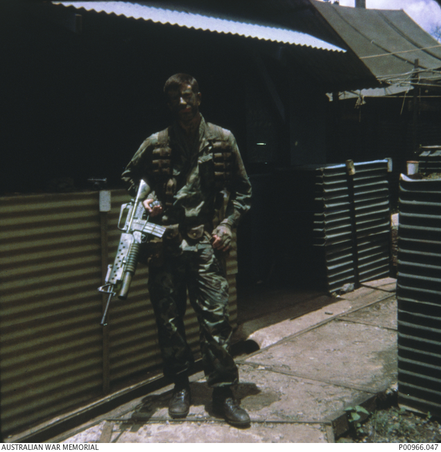 NUI DAT, SAS HILL, SOUTH VIETNAM. 1971. TROOPER DON BARNBY, A MEMBER OF ...