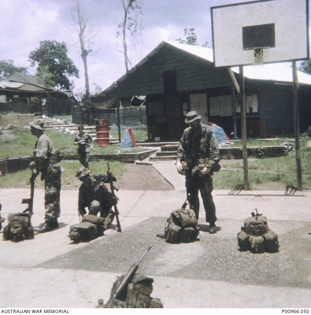 NUI DAT, SAS HILL, SOUTH VIETNAM. 1971. MEMBERS OF 'F' TROOP, 2 ...