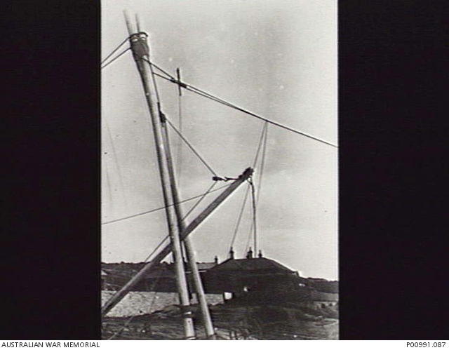 SYDNEY, NSW. 1902. SHEAR LEGS READY FOR ACTION AFTER BEING ERECTED BY ...