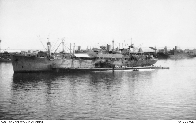 FREMANTLE, WESTERN AUSTRALIA. 1942-03. A UNITED STATES NAVY SUBMARINE ...