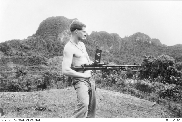 BAU, BORNEO. 1965. PRIVATE BILL PHILLIPS WITH 7.62 X 51MM L4A2 BREN ...
