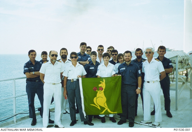 BAHRAIN, PERSIAN GULF. 1990-11. GROUP PORTRAIT OF MEMBERS OF THE TASK ...