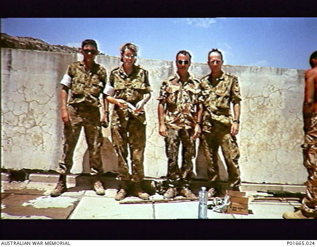 NORTHERN IRAQ. 1991-06. GROUP PORTRAIT OF MEMBERS OF `CHARLIE' TEAM, AN ...